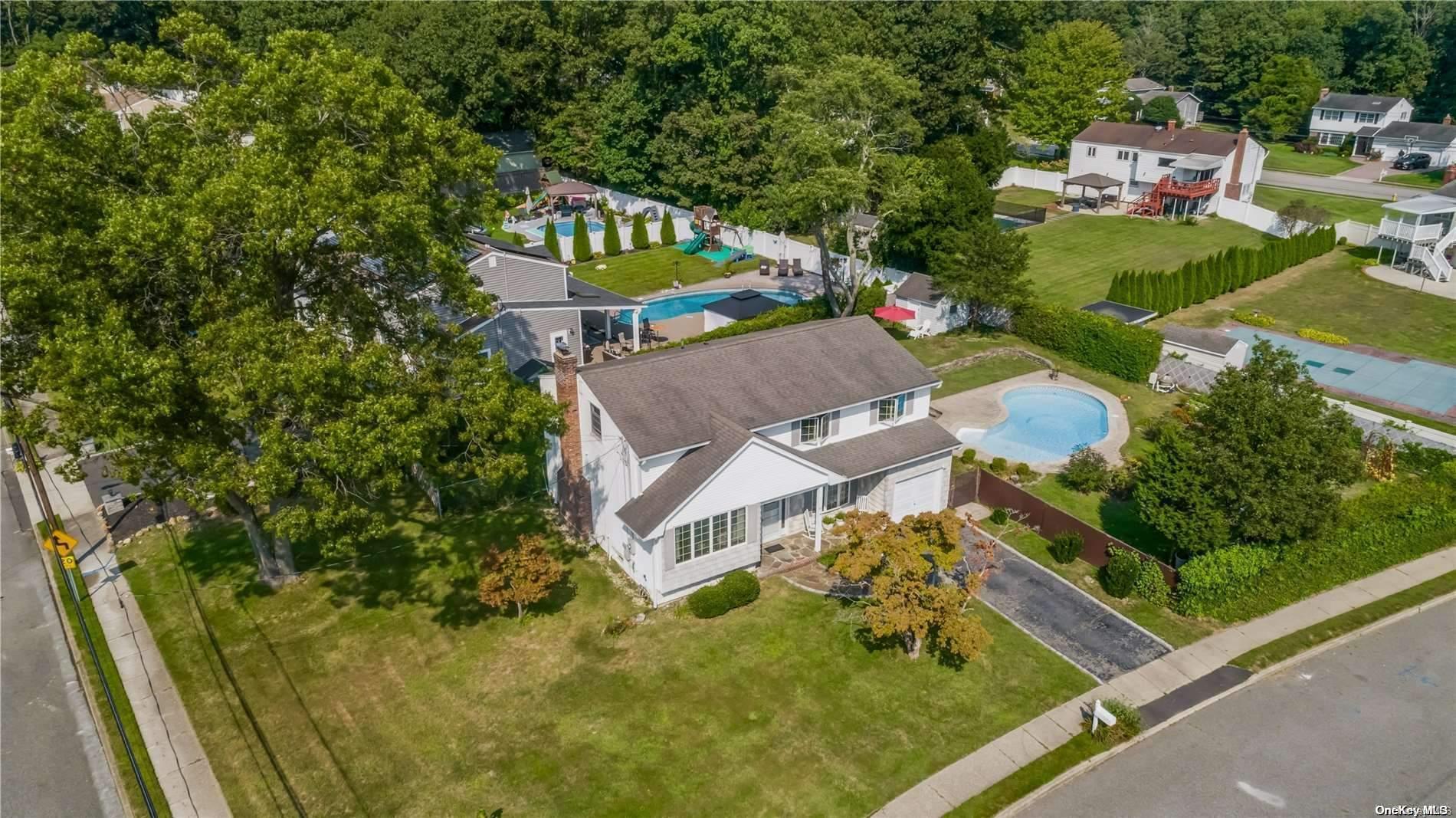 10 Lori Way, Hauppauge, NY 11788 | MLS #L3592347