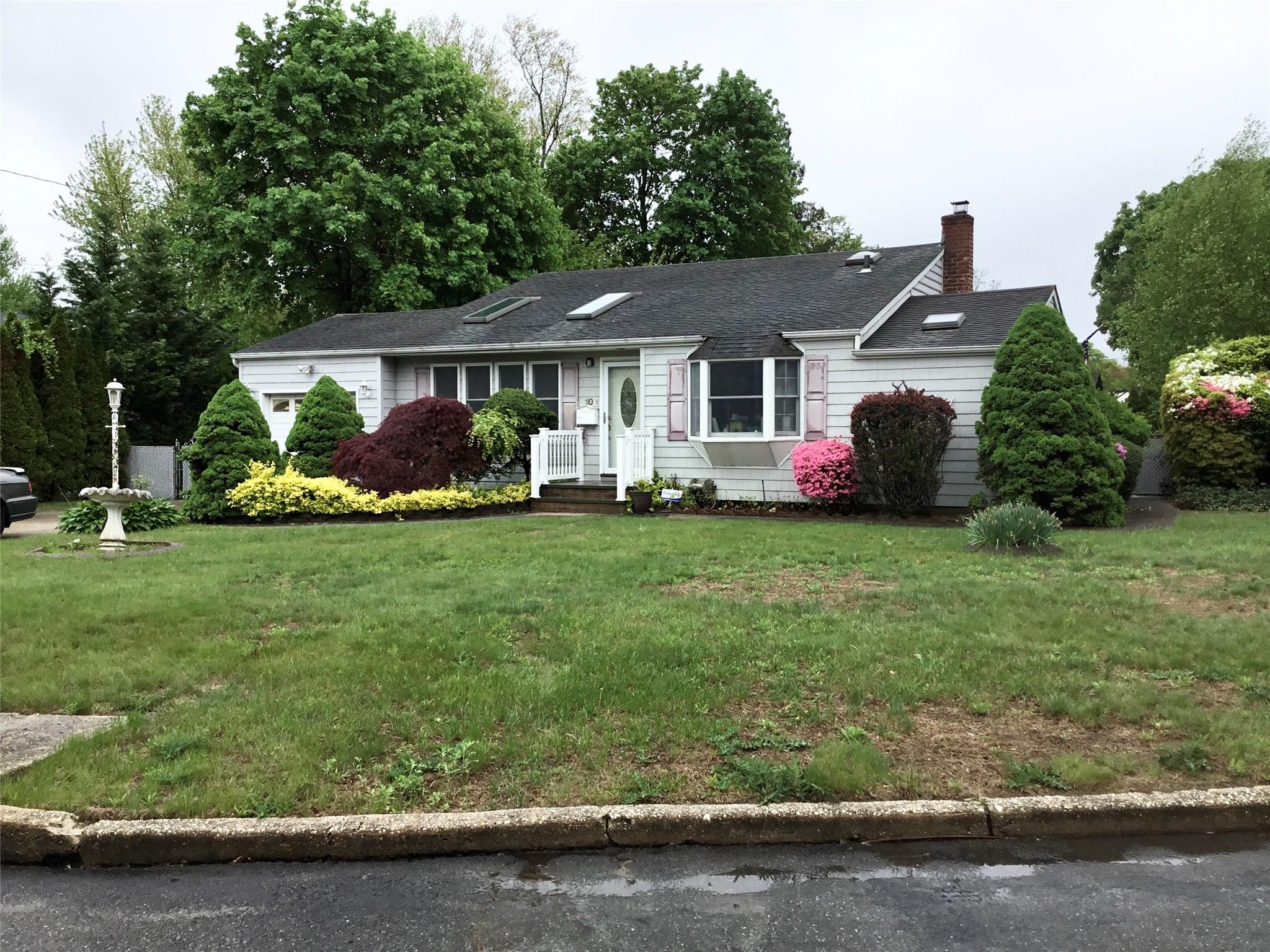 10 Fern Place, Bay Shore, NY 11706 | MLS #843863