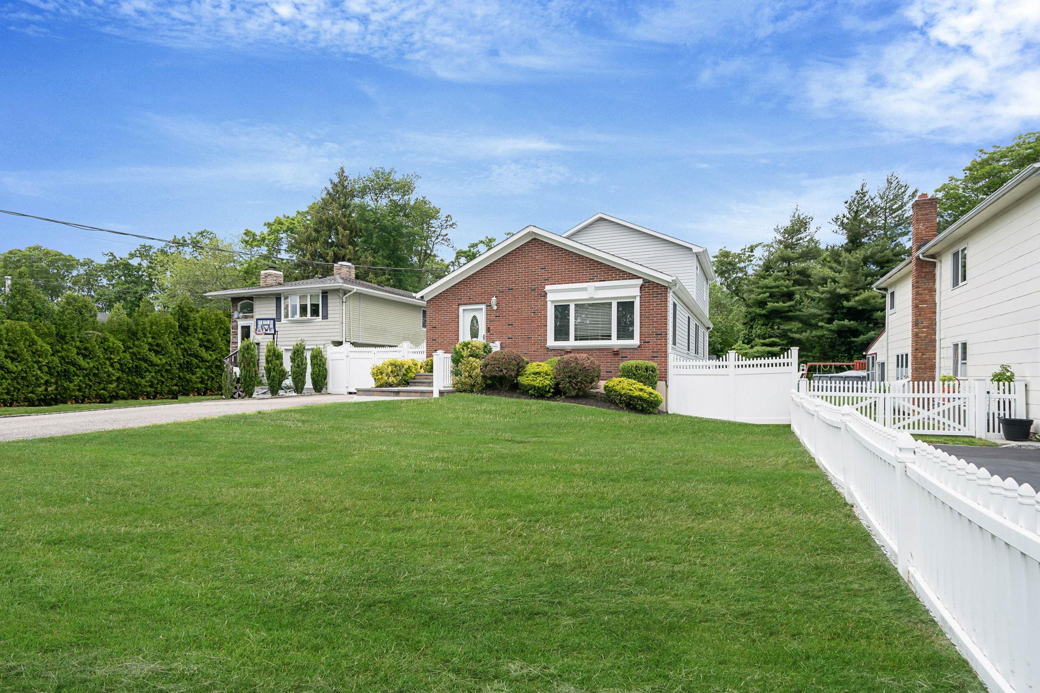 320 Vanderbilt Boulevard, Oakdale, NY 11769 | MLS #873394